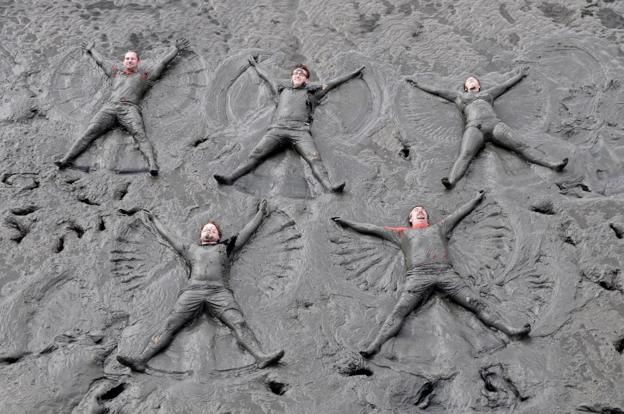 Germany Mud Olympics: Competitors get caked at annual event - BBC News