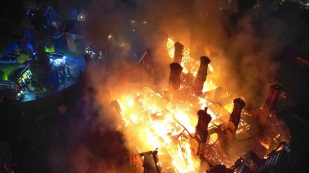 Midhurst fire: Historic hotel housing refugees engulfed by blaze - BBC News