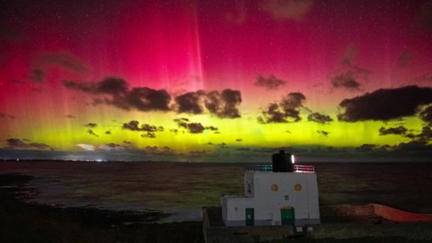 Northern Lights: England's skies glow in aurora spectacle - BBC News
