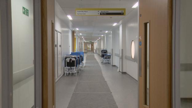 Thousands of building snags found at unusable hospital - BBC News