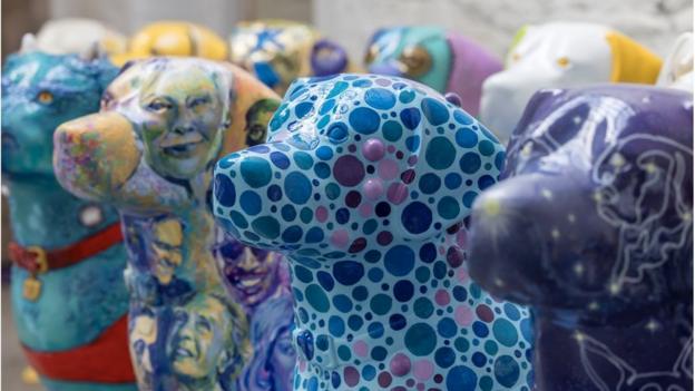 Sculptures of iconic London items unveiled in new art trail - BBC News