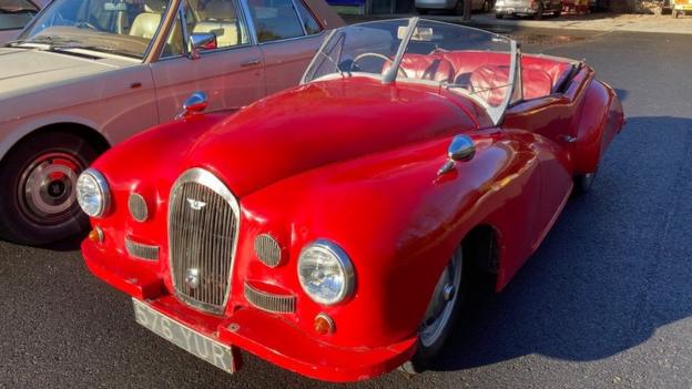 Vera's Land Rover from detective show goes on display - BBC News