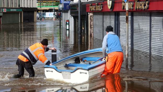 Lough Neagh: The year the UK's largest lake turned green - BBC News
