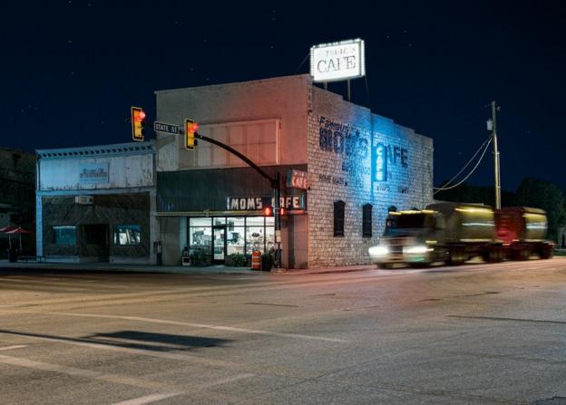 Photographing the "endless diversity" of America by streetlight - BBC News
