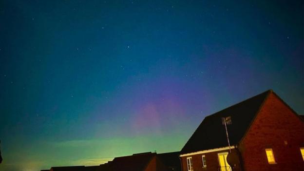 Northern Lights display captured across East Midlands - BBC News