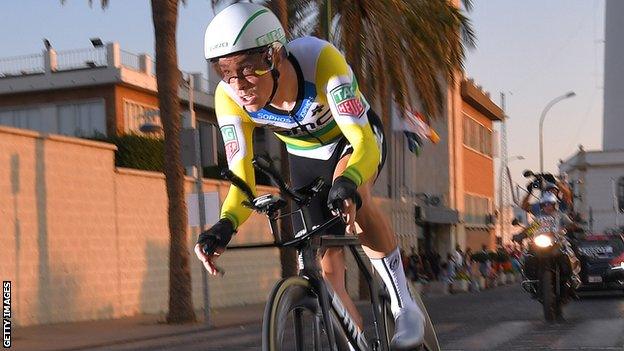 Vuelta a Espana: Rohan Dennis wins opening stage in Malaga - BBC Sport