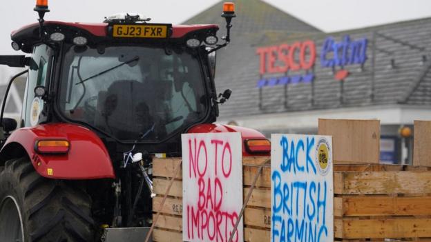 Dover farmers launch tractor demo against 'unfair' prices - BBC News