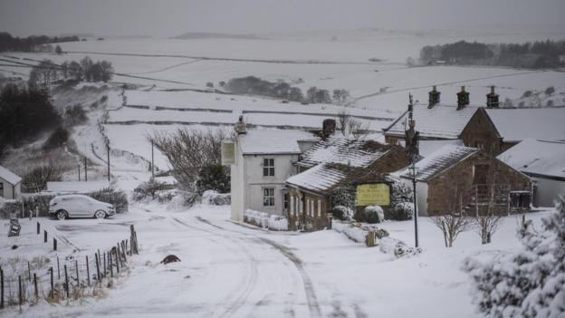 UK weather: Snow across England and Scotland in pictures - BBC News