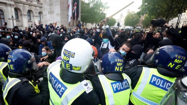 George Floyd: London anti-racism protests leave 27 officers hurt - BBC News