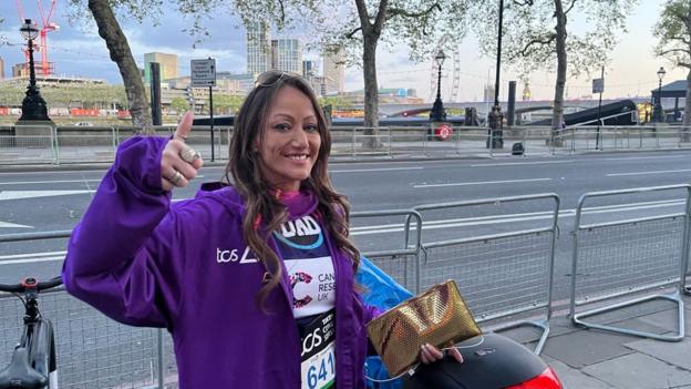 The London Marathon runners proud to be last - BBC News