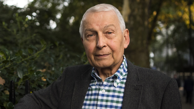 Former Labour minister Frank Field dies aged 81 - BBC News