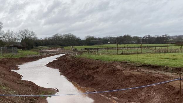 Volunteers plan to restore lost canal route in Malswick - BBC News