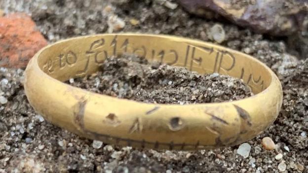 'Extremely rare' gold ring found at Roydon linked to woman - BBC News
