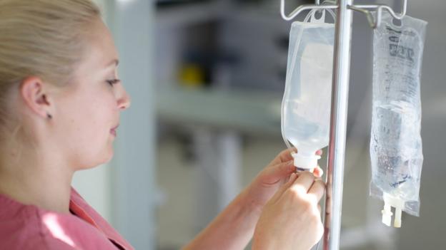 Cancer immunotherapy drug 'less toxic and prolongs life' - BBC News