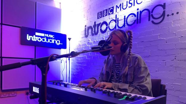 Album chart breakthrough incredible, says pop singer Dylan - BBC News