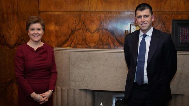 New top Scottish civil servant appointed - BBC News