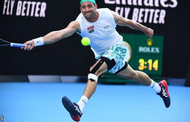 Australian Open: Roger Federer beats Tennys Sandgren in quarter-finals ...