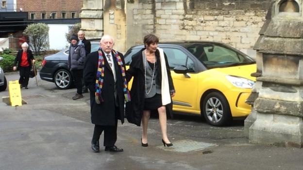 Ed 'Stewpot' Stewart: BBC DJ's funeral held in Bournemouth - BBC News