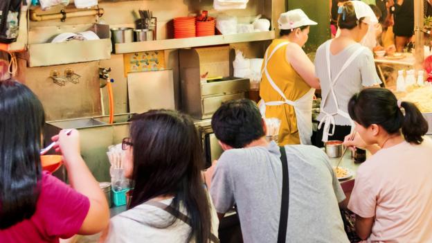 Being too fat or too thin 'can cost four years of life' - BBC News