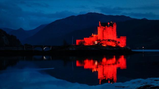 Scotland's two-minute silence to remember war dead - BBC News