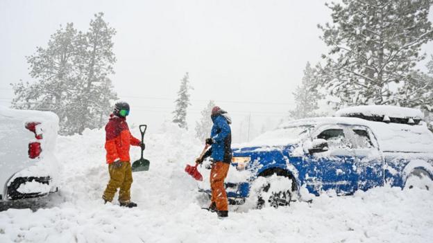 US storm: Massive blizzard hits California and Nevada - BBC News