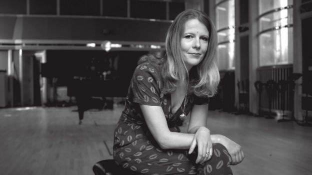 How some stars are helping music's unsung heroes in lockdown - BBC News