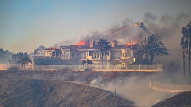 Coastal fire: California mansions burn as wildfires spread - BBC News