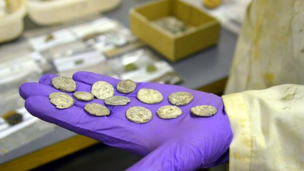 Final coin removed from Jersey's huge Celtic hoard - BBC News