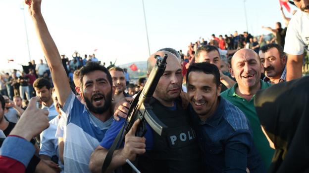 In pictures: Attempted coup in Turkey - BBC News