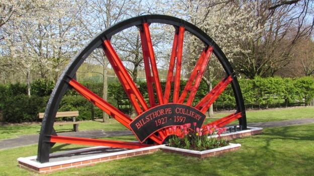Bilsthorpe memorial marks 30 years since mining disaster - BBC News