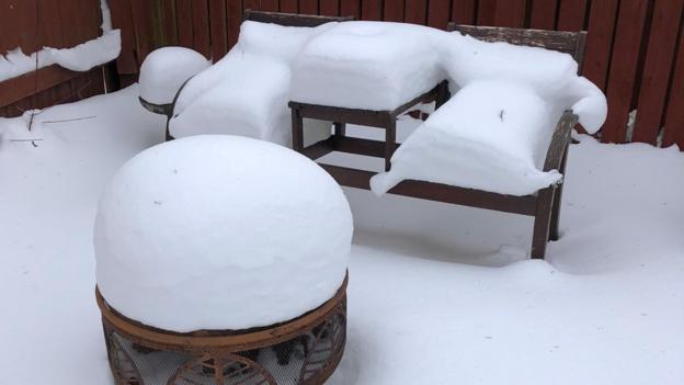 UK weather: Snow across England and Scotland in pictures - BBC News