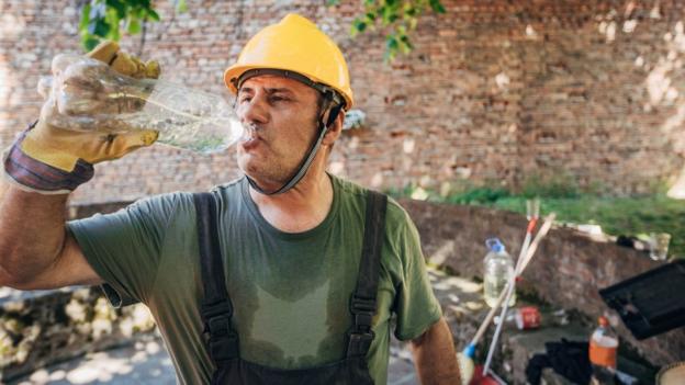 Scorching heat fuels calls for worker protections - BBC News
