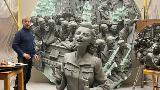 Dame Vera Lynn's wartime notes reveal her comfort for families - BBC News