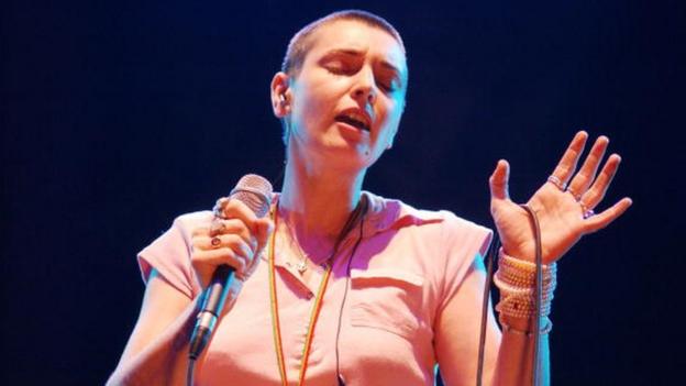 Prince: The colourful life of the pop superstar - BBC News