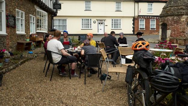Norfolk's Rebellion Way long distance cycle route opens - BBC News