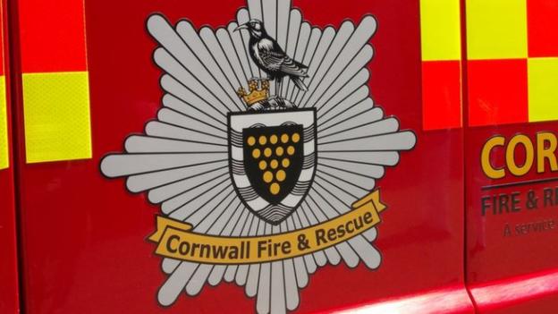 Multiple fire crews tackle 'ferocious' Cornwall barn fire - BBC News