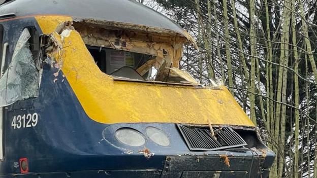 Investigation after train hit fallen tree at Broughty Ferry - BBC News