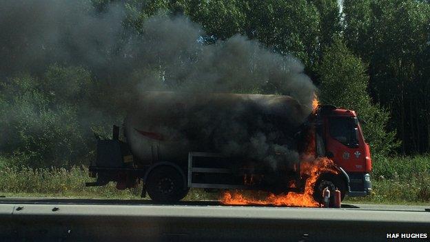 Propane tanker fire shuts M56 motorway near Chester - BBC News