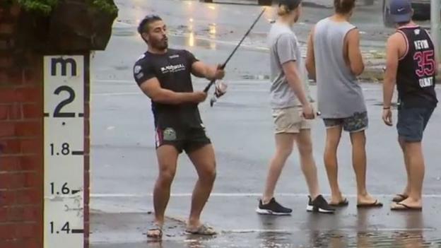 Melbourne warned of beach poo hazard after storms - BBC News