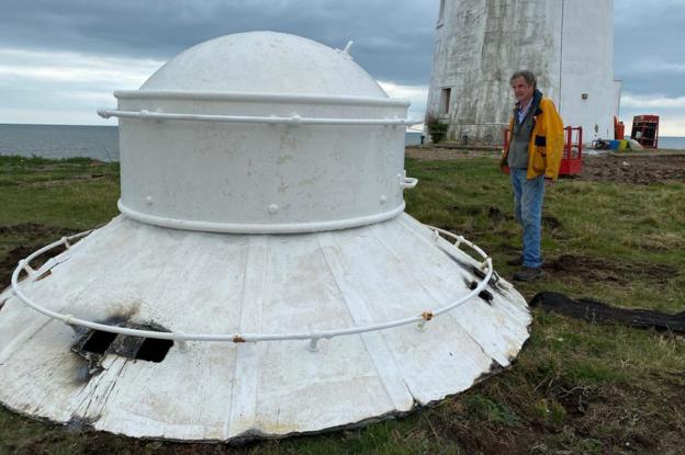 Orfordness Lighthouse: Waving goodbye to a coastal landmark - BBC News
