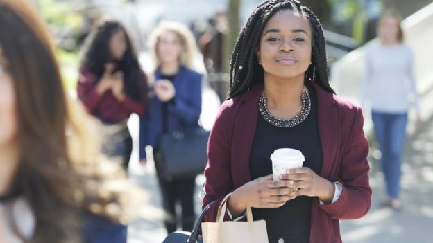 Record numbers of UK students head for university - BBC News