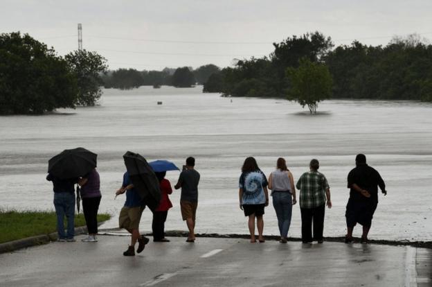 In the path of a Houston reservoir near breaking point - BBC News
