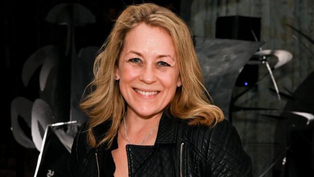 Sarah Beeny: TV presenter reveals she has breast cancer - BBC News