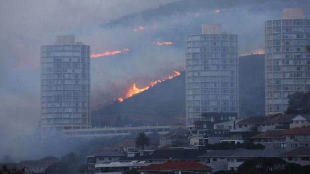 Cape Town fire: Residents evacuated on city's outskirts - BBC News