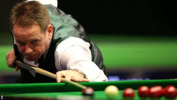 UK Championship: Joe Swail beats Michael Holt 6-1 - BBC Sport