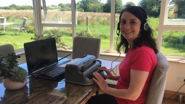 Glaucoma sufferer learned Braille in lockdown after losing sight - BBC News