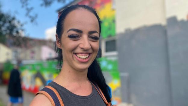 DJ Derek: Mural celebrates legend of Bristol's music scene - BBC News