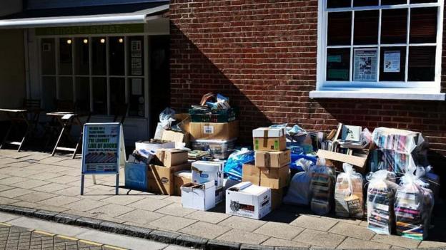 Thousands of books used for Wimborne world record attempt - BBC News