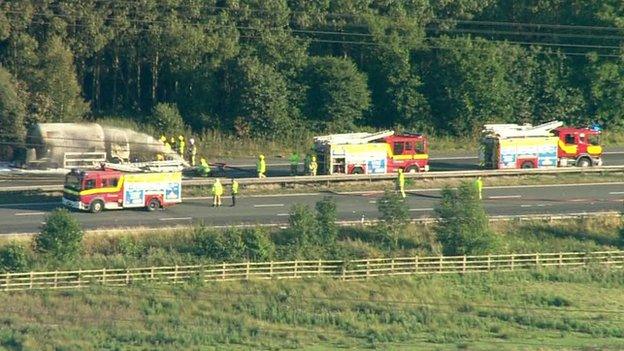 Propane tanker fire shuts M56 motorway near Chester - BBC News
