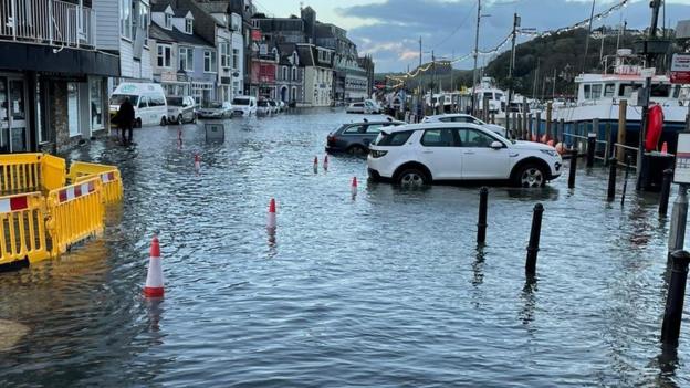 Coastal towns affected by flooding - BBC News